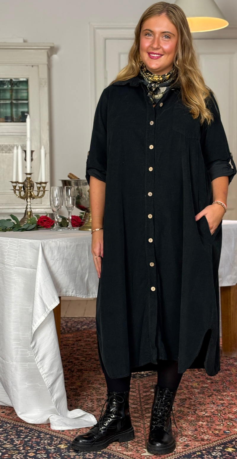 Cenia lang fløjlskjole med knapper og lomme foran sort LikeLondon By C