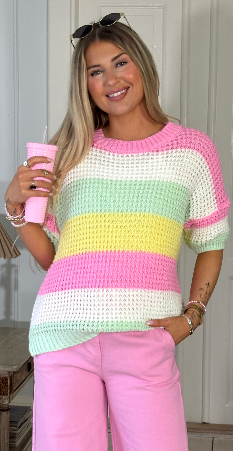 Mercy strik med kort ærme og brede striber pink LikeLondon