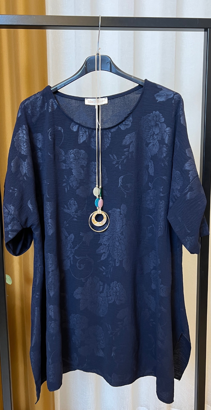 Amanda tunika med præget mønster og halskæde navy LikeLondon