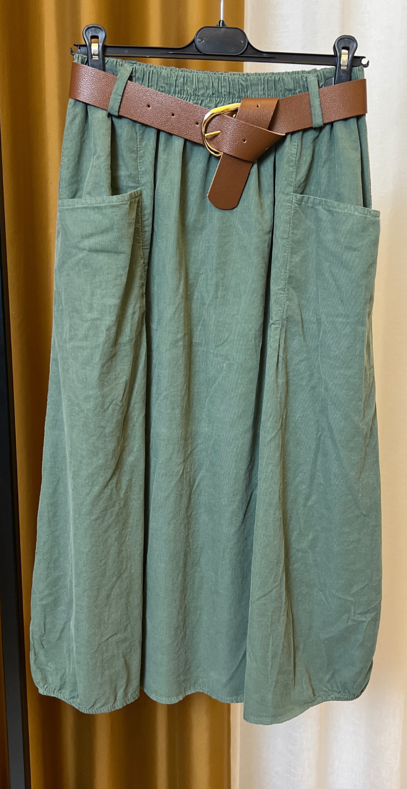 Allison fløjlsnederdel med lommer light militare LikeLondon